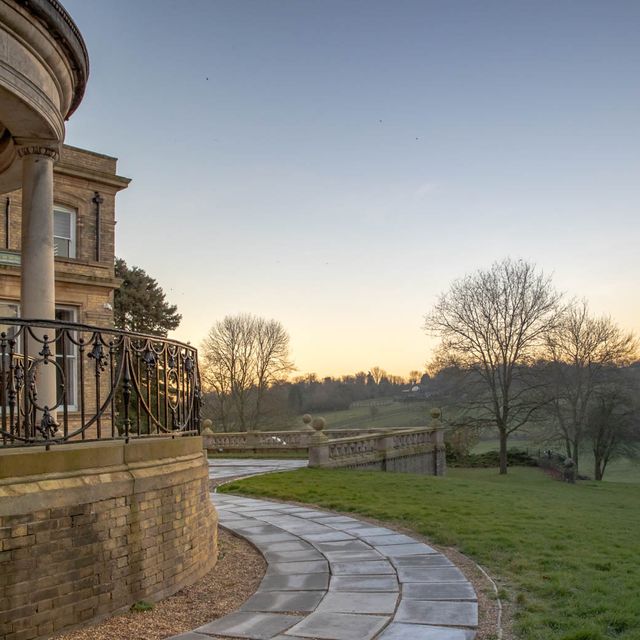 Dine In Posh Pods At Ponsbourne Hotel Just Outside Off Central London